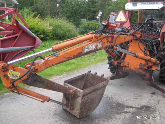 Haka maatilakaivuri loading and digging - Nettikone