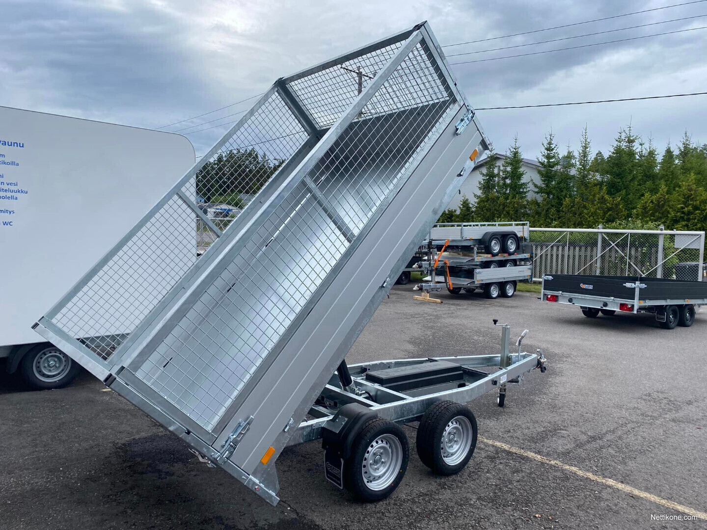 Saris 2,7 tn 4,5 m3 klapilaidoilla ja sähköhydrauliikalla trailers ...