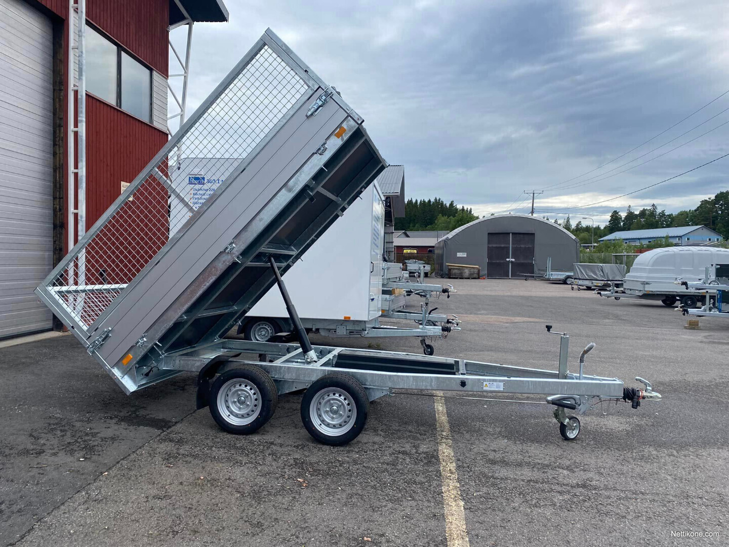 Saris 2,7 tn 4,5 m3 klapilaidoilla ja sähköhydrauliikalla trailers ...