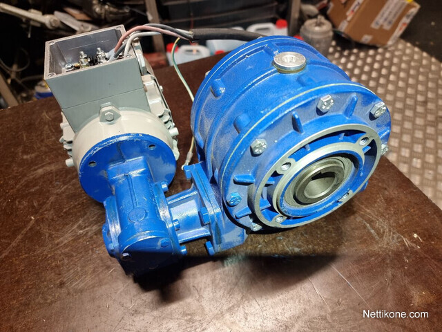 ST Kaksois kierukka vaihde esim aurinko kennon pyörittämiseen ...